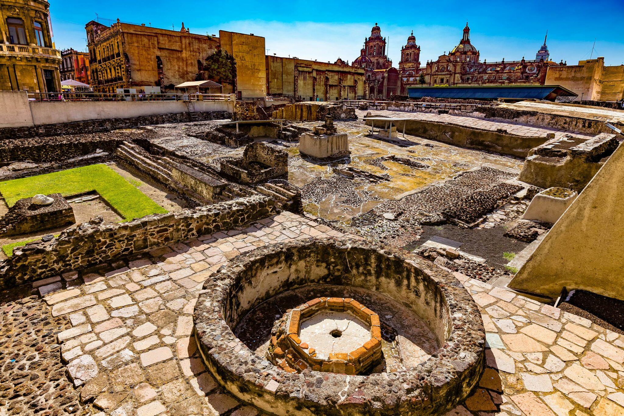 Ball Courts and Ritual Games: More Than Just Sport - Aztec Style